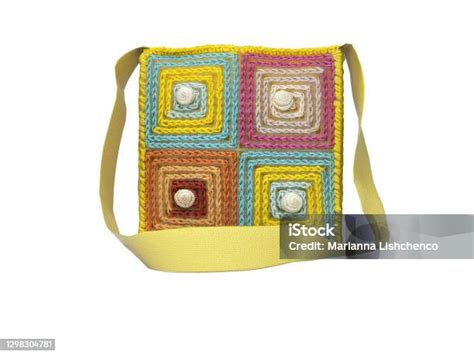 흰색 배경에 그림자에 십대를위한 3d 렌더링 노란색 니트 가방 가방에 대한 스톡 사진 및 기타 이미지 가방 가죽 디자인 Istock