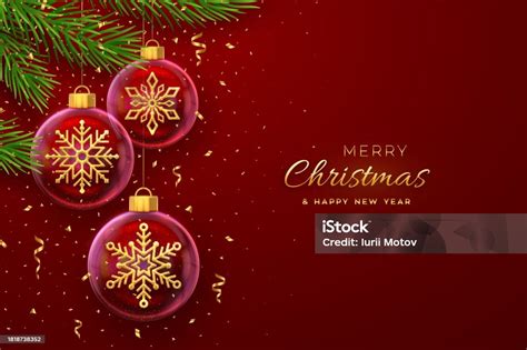 메리 크리스마스 인사말 카드 또는 배너입니다 내부에 황금 눈송이가 있는 투명한 유리 공이 매달려 있고 붉은 배경에 소나무 가지가 떨어지고 금색종이 조각이 있습니다 새해 3d