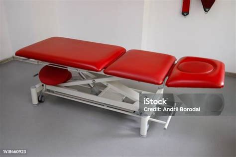 물리 치료사 또는 재활 의사의 사무실에있는 빨간 소파 일반의에 대한 스톡 사진 및 기타 이미지 일반의 0명 사무실 Istock