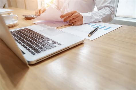 사업가는 성공적인 팀워크의 결과를 보여주는 차트와 그래프를 논의합니다 비즈니스 개념입니다 개념에 대한 스톡 사진 및 기타 이미지 Istock