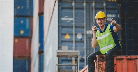 감독 노동자 관리자 작업 야외 사이트화물 컨테이너 사이트 제어 계획 작업 안전 장비 헬멧 안전 조끼 기술 워키 토키 Conceptpointing 손가락 작업 사진