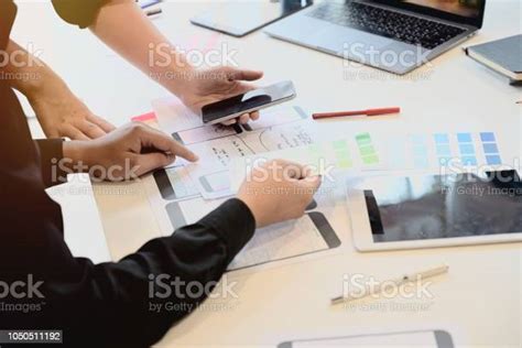 Ui Ux 디자이너 레이아웃 디자인 응용 프로그램 이랑 휴대 전화에 스케치 디자인에 대한 스톡 사진 및 기타 이미지 디자인 컴퓨터 프로그래머 휴대용 통신 기기