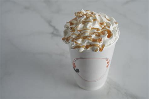 휘핑 크림과 캐러멜 소스를 곁들인 커피 흰 대리석 배경의 종이 컵커피 찐 커피 텍스트를 위한 공간 공간을 복사합니다 0명에 대한 스톡 사진 및 기타 이미지 Istock