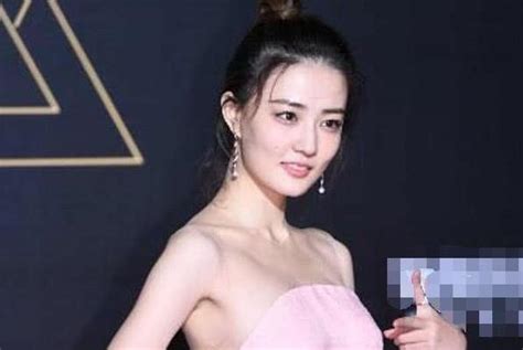 徐璐出席活动真空上阵性感饱满好身材惹网友直呼 背影超美