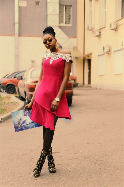 무료 이미지 담홍색 의류 거리 패션 어깨 빨간 패션 모델 유행 신발류 아름다움 피부 마젠타 노랑 관절 패션 디자인 사진술 구두 다리 무릎