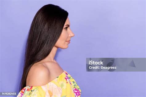 사랑스러운 차분한 사람의 프로필 초상화는 파스텔 보라색 배경에 고립 된 빈 공간을 보입니다 30 34세에 대한 스톡 사진 및 기타 이미지 Istock
