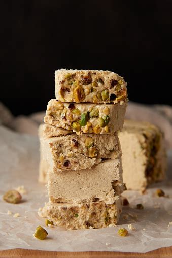 나무 표면에 피스타치오를 곁들인 유기농 할바 전통적인 중동 과자 유대인 터키어 아랍 동양 국가 디저트 Â 터키어 기쁨 개념 천연 비건 제품 공간을 복사합니다 0명에 대한