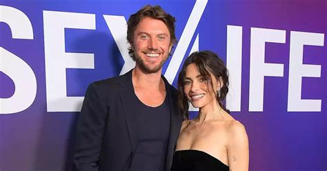 Adam Demos And Sarah Shahi Pack On Pda At Sexlife Season 2 Premiere 日本
