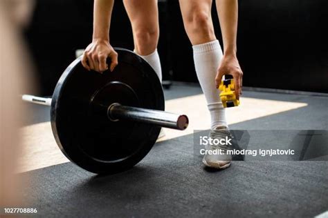 체육관에 웨이트 리프트를 준비 하는 인식할 수 없는 여자 낮에 대한 스톡 사진 및 기타 이미지 낮 체육관 20 29세 Istock
