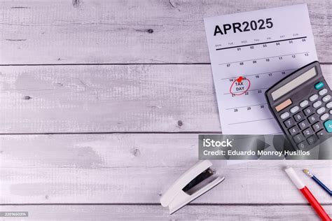 4월 15일은 달력에 빨간 동그라미를 그리며 계산기 연필 그리고 세금 양식 1099가 그려진 흰색 나무 탁자 위에 그려져 세금 납부 기한을 상징합니다 0명에 대한 스톡 사진