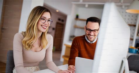 사무실에서 회의에서 일하는 행복한 성공적인 비즈니스 파트너 기술 비즈니스 사람들의 개념 사진 Unsplash의 세르비아 이미지