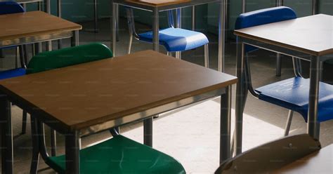 파란색과 초록색 의자가 있는 교실에 한 줄로 늘어선 책상 사진 Unsplash의 학교 이미지