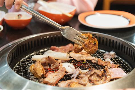 바베큐 또는 일본식 야키니쿠를 위한 그릴에 있는 생 쇠고기와 돼지고기 슬라이스 고급 요리에 대한 스톡 사진 및 기타 이미지 고급 요리 고기 구이 Istock