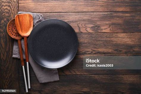 오래된 나무 배경에 나무기구 검은 빈 접시 바질 잎 및 향신료를 요리합니다 추상적 인 음식 배경 나무 요리 숟가락 프레임이있는 어두운 소박한 주방 테이블의 상단보기 모형