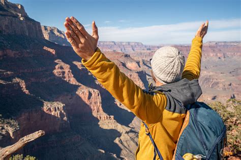 남자는 삶과 자연의 팔을 뻗어 젊은이하이킹과 미국 여행을 즐기는 협곡 의 상단에 서 25 29세에 대한 스톡 사진 및 기타 이미지 25 29세 경관 경외감 Istock