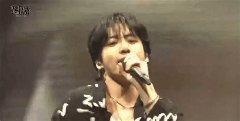 Jung Kook Bất Ngờ Xuất Hiện Diễn Live Seven Cực Cháy Trong Concert Của