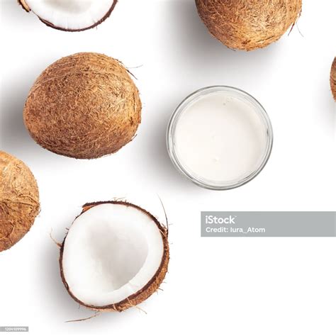 흰색 배경에 코코넛과 코코넛 밀크로 만든 창조적 인 레이아웃 코코넛 우유에 대한 스톡 사진 및 기타 이미지 코코넛 우유 우유 바로 위 Istock