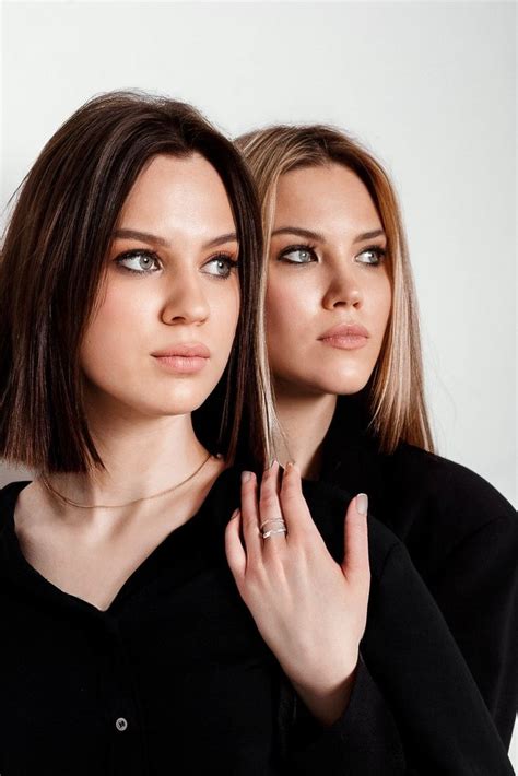 Две сестры в 2024 г Позы сестеры Семейные портреты Позы моделей