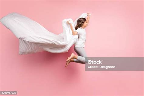 분홍색 파스텔 색상 배경을 통해 고립 된 담요 유령으로 비행 하는 점프 하는 좋은 매력적인 유치 한 장난 즐거운 쾌활한 쾌활한 쾌활한 머리 예비 십대 소녀의 전체 길이 바디