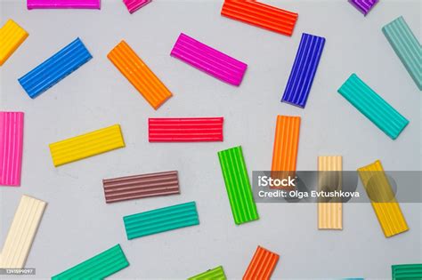 모델링과 창의성을 위한 여러 가지 색상의 플라스틱 조각으로 만든 창의적인 배경 다중 색상에 대한 스톡 사진 및 기타 이미지 다중 색상 어린이 놀이용 점토 컷아웃