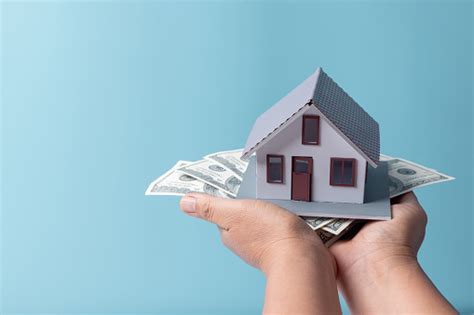 달러 지폐에 백악관 모델을 들고 있는 여자 모기지 대출 승인 주택 융자 및 보험 개념 가격에 대한 스톡 사진 및 기타 이미지 가격 가계 개념 Istock