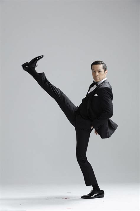 胡歌帅气西装花絮照图片明星美桌图片库