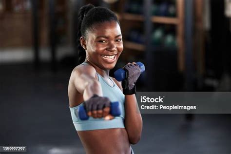 체육관에서 아령과 함께 운동 하는 스포티 한 젊은 여자의 샷 스포츠 의류에 대한 스톡 사진 및 기타 이미지 스포츠 의류 여자 한 명의 여자만 Istock