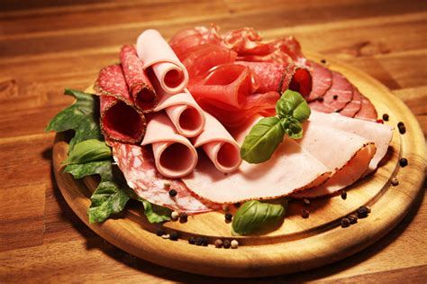 맛 있는 살라미 얇게 썬 햄 소시지 샐러드 및 채소로 만든 음식 트레이 선택 가능한 고기 플래터 0명에 대한 스톡 사진 및 기타 이미지 Istock