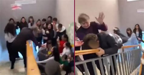 მოსწავლეებმა დროშებით პერფორმანსი მოაწყვეს კლასში დაბრუნებისას დამლაგებელმა მათ ხელი შეუშალა