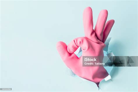 분홍색 장갑에 여성 손 찢어진 된 파란색 종이 청소 서비스 개념의 배경에 확인 기호를 보여줍니다 보호 장갑에 대한 스톡 사진 및 기타 이미지 Istock