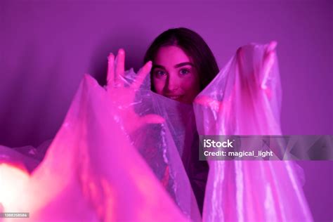 스튜디오에서 포즈를 취하는 컬러풀한 밝은 네온 블루와 보라색 조명을 입은 하이 패션 모델 여성 트렌디 한 빛나는 메이크업과 아름다운 여성의 초상화 아트 디자인 생생한 스타일