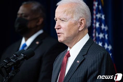 사진 국방부 찾은 바이든 연설 듣는 오스틴 국방 머니투데이