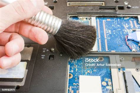 유지 보수 중에 브러시로 노트북 시스템을 먼지와 오물로부터 청소하십시오 Cpu에 대한 스톡 사진 및 기타 이미지 Cpu 개념 개념과 주제 Istock