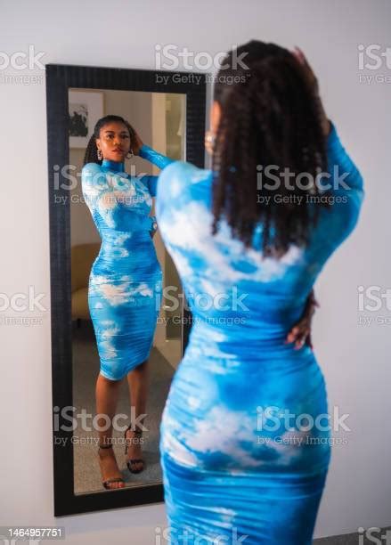 모은 머리와 파란 드레스를 입은 아프리카계 미국인 여성이 담임에서 준비 곱슬 머리에 대한 스톡 사진 및 기타 이미지 곱슬 머리 관능 귀여운 Istock