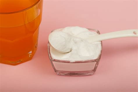 분홍색 배경에 콜라겐 파우더 추가 단백질 섭취 피부 뼈 관절 및 장건강을 위한 천연 미용 및 건강 보조 식품 식물 또는 생선 기반 플랫레이 상단 보기 텍스트의 공간을