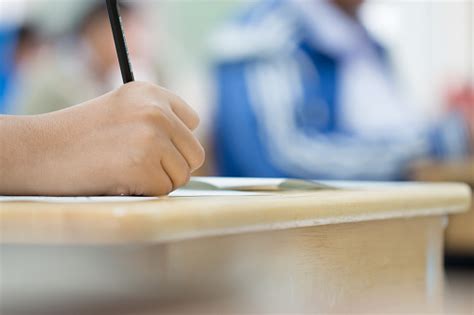 교육 테스트 개념 넘겨 연필로 신청서 수강생 시험 시험 룸 내부 학부와 쓰기 학생 학습 수업 교실에서 최종 하 고 앉아 시험에 대한 스톡 사진 및 기타 이미지 Istock