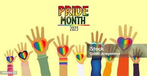 텍스트 프라이드의 달 2023 손을 드는 사람들 하트 모양의 Lgbt 무지개 깃발을 들고 있는 손 Lgbt 프라이드의 달에 대한