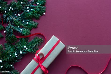 크리스마스 구성입니다 크리스마스 선물 소나무 콘 빨간 배경에 전나무 가지 보기 상위 공간을 복사 합니다 0명에 대한 스톡 사진 및 기타 이미지 Istock