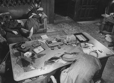 德国战败之时的老照片：苏美士兵会师柏林，地堡中自杀的纳粹分子 二战