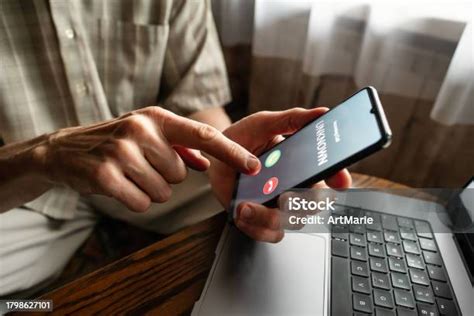 알 수 없는 번호로 전화를 받는 노인 스마트 폰 개념으로 사기 및 사기 방지 전화 사용에 대한 스톡 사진 및 기타 이미지 전화 사용 거절하기 전화 Istock