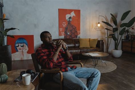 남자에 게 이야기하는 자에 앉아 청록 드레스를 입고 여자 · 무료 스톡 사진