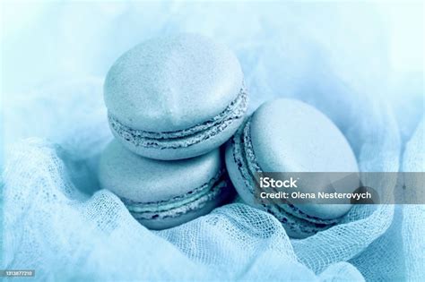 맛있는 프렌치 디저트 통풍이 좋은 패브릭에 부드러운 파스텔 소프트 케이크 마카롱 또는 마카롱 3개 다양에 대한 스톡 사진 및 기타 이미지 Istock