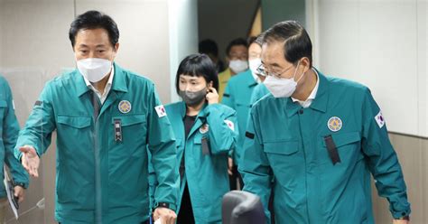 ‘근조 글씨 없는 검은 리본 달아라 ···공무원들 리본 뒤집어달며 이런 일 처음” 이태원 핼러윈 참사