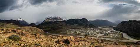 피 츠로이 산이 구름으로 덮인 아르헨티나의 글 래 시 어 국립공원에서 엘 찰 텐 마을의 탁 트인 전망 엘 미 라도 르 데 로스 Condores에서 전망을 제공 합니다 별장에