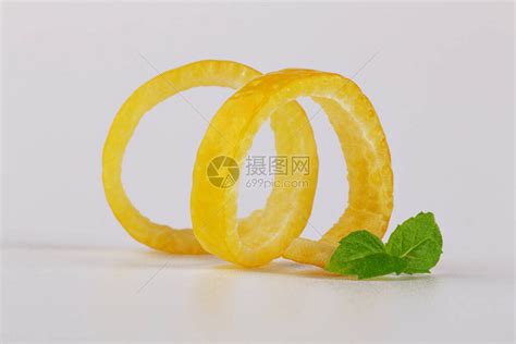 白色背景上孤立的柠檬皮高清图片下载 正版图片504630016 摄图网