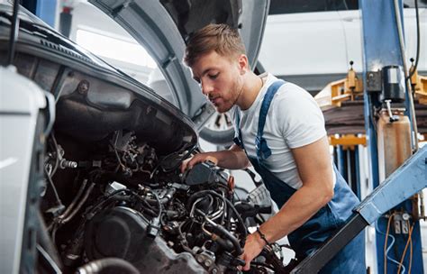 내부 변속기 자동차 살롱에서 파란색 색상의 유니폼을 입은 직원이 작업합니다 25 29세에 대한 스톡 사진 및 기타 이미지