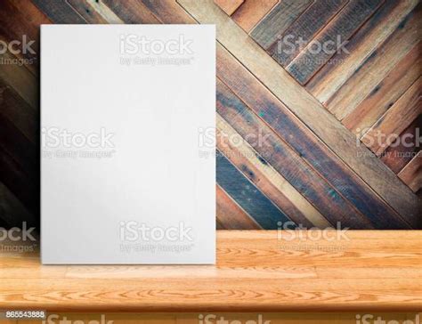 대각선 나무 판자 벽에 나무 테이블에 빈 백서 포스터 템플릿 디자인 추가 위해 모의 및 더 많은 텍스트를 추가 하기 위한 프레임 옆에 공간을 두고 전단지에 대한 스톡 사진