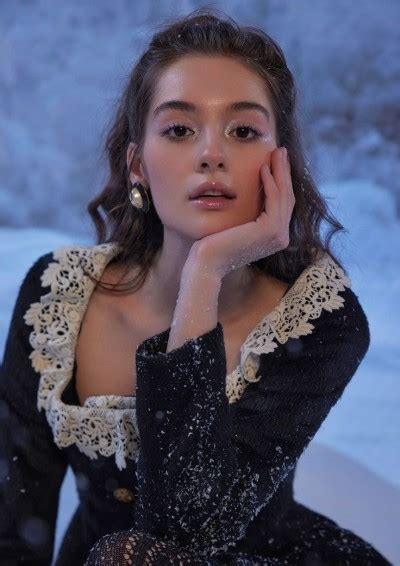 ‏كُل إنْسان لهُ طلة تُشبه قلبه 🤍 Tumbex