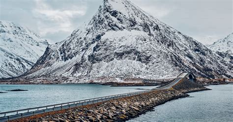 겨울의 프레드방 다리 로포텐 섬 노르웨이 사진 Unsplash의 길 이미지
