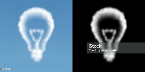 전구 백열등 모양 구름 또는 연기 패턴 창조적 인 아이디어 개념 디자인 투명 한 그림 고립 된 플 로트에 파란 하늘 배경에
